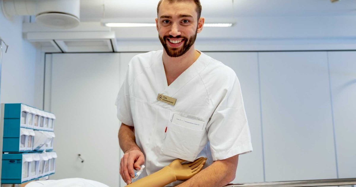 Bachelor i sykepleie: - Teknologien kan ikke erstatte en varm hånd ...