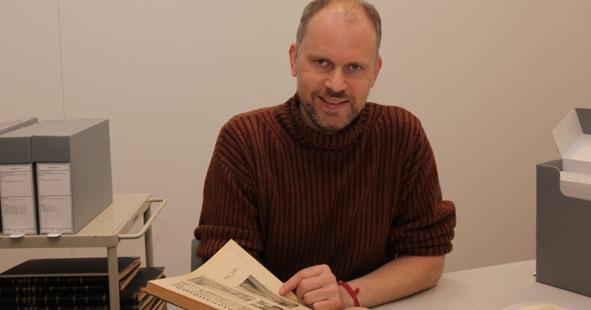 NRKs Philip Lote på besøk i arkivet - vid.no